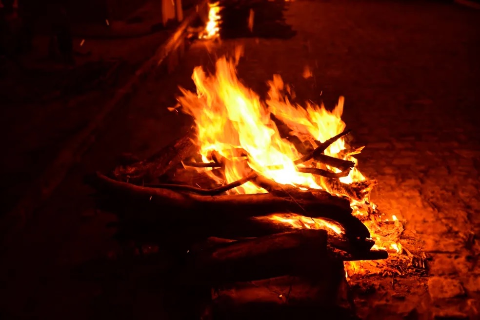 Tradição do São João, fogueira traz simbolismo do batismo e é elemento ...